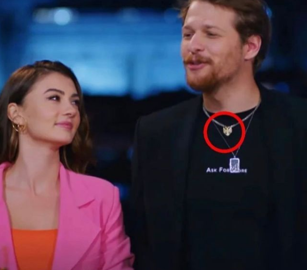 Aktori i njohur mbanë qaforën me shqiponjë gjatë një skenë në serialin ...