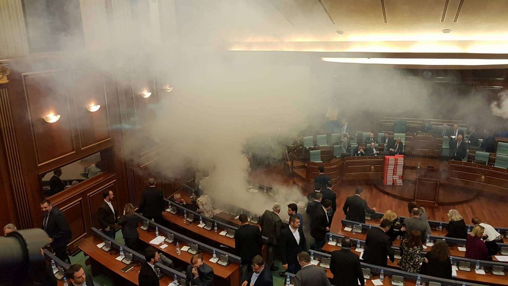 Hedhja e gazit lotsjellës në Kuvend / Konfirmohet aktakuza ndaj Sveçlës ... Hedhja e gazit lotsjellës në Kuvend / Konfirmohet aktakuza ndaj Sveçlës ...