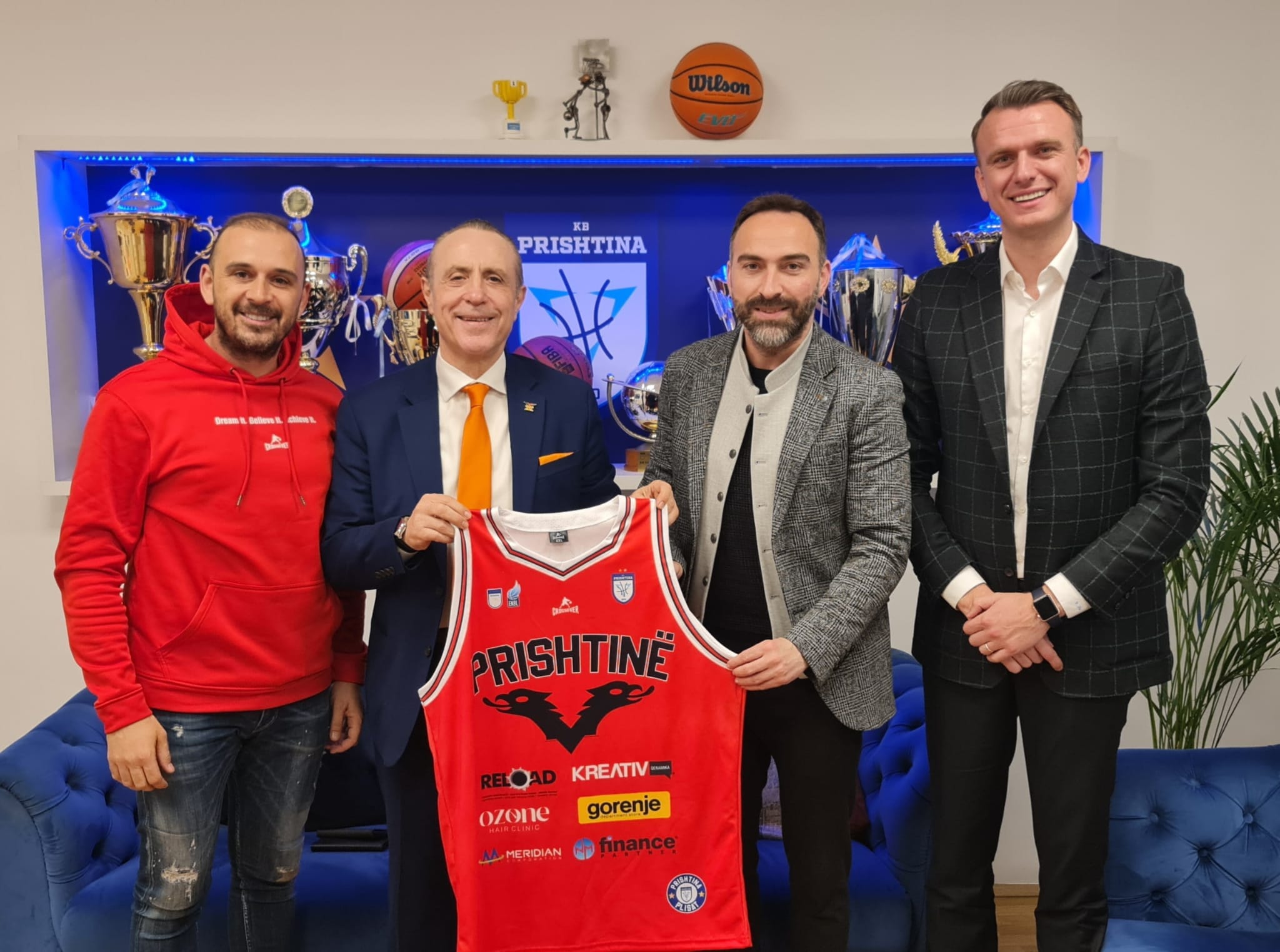 Kryetari i Komitetit Olimpik të Shqipërisë, Fidel Ylli, dhe Sekretari ...