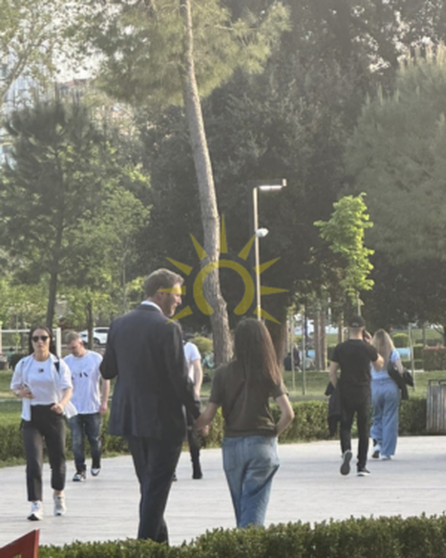 FOTO/ Princ Leka “kapet mat”, dorë për dore me të dashurën disa vite më ...